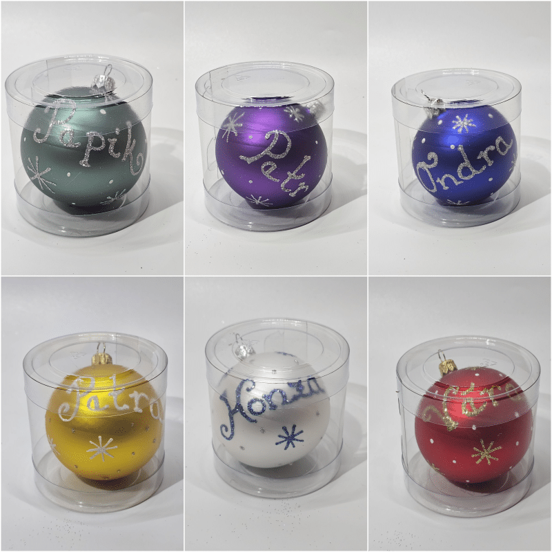 Koule se jménem v dárkovém obalu - Vánoční ozdoby